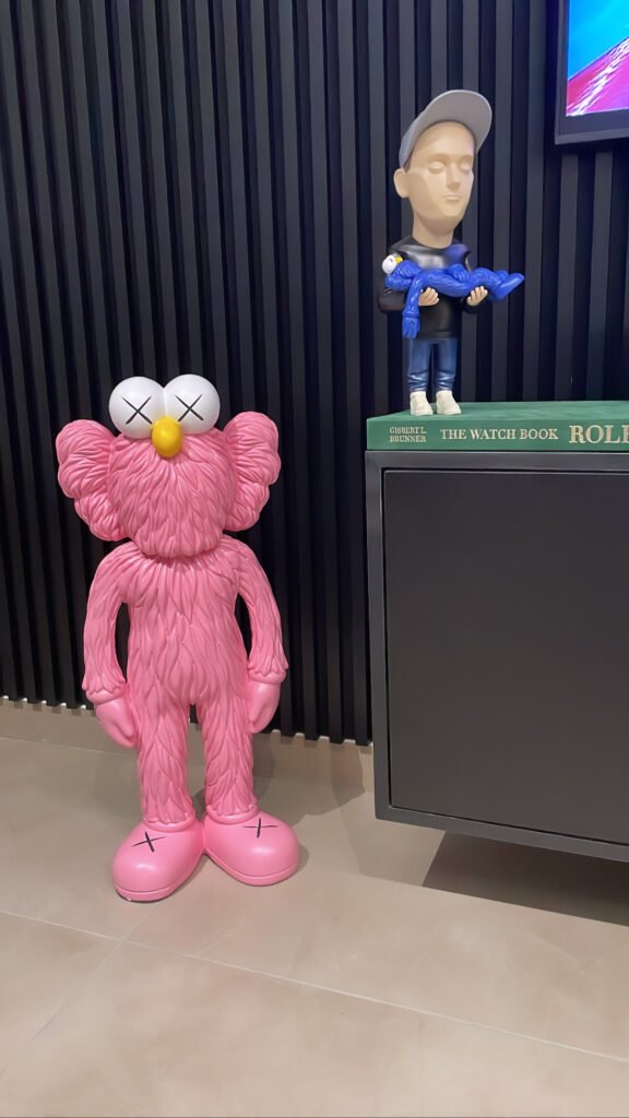 פסל KAWS - La Boheme - לה בוהם